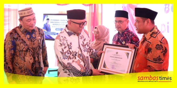 Kepala MAN IC Sambas Terima Penghargaan Siswa dan Madrasah Berprestasi ...